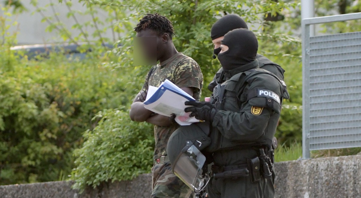 Abschiebung verhindert – Polizei stürmt Flüchtlingsheim - Tageblatt.lu