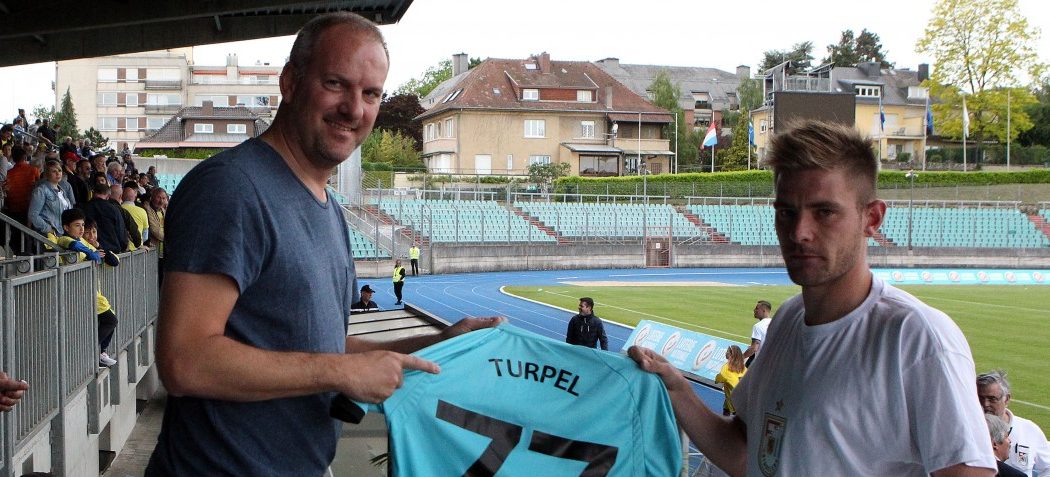 Einstiges Einlaufkind Turpel schenkt Idol Luc Mischo sein Trikot ...