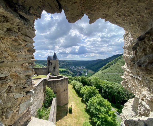 Burg Burscheid Hüter einer 1.000-jährigen Geschichte: „Amis du Château ...