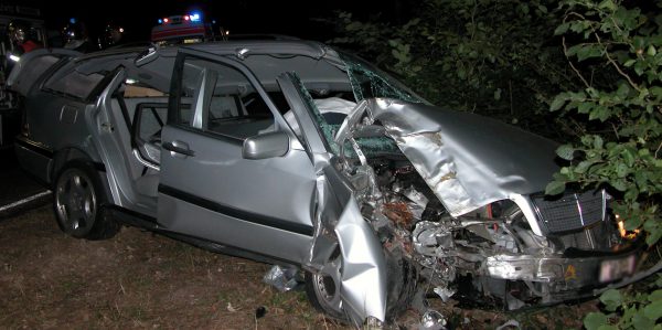 Auto frontal gegen Baum - Tageblatt.lu